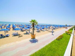Nice red Apartment in Plazh (Durrës County, Durrës), otel  Dünya'dan