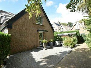 Luxurious Apartment in the Centre of Bergen, With Private Terrace and Parking (North Holland, Bergen), otel  Bergen aan Zee'den