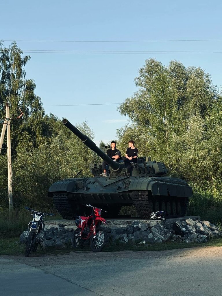 Turistik yerler Танк Т-64, Novosibirskaya oblastı, foto