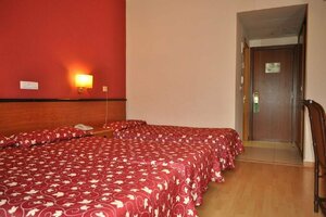 Surf-Mar (Calle Ramón Casas No:9, Lloret de Mar), otel  Lloret De Mar'dan