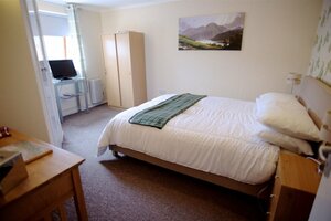 Oyo Inverour Guest House (Roy Bridge Road,Spean Bridge,Scotland PH34 4EU,), otel  Highland Konsey Alanı'ndan