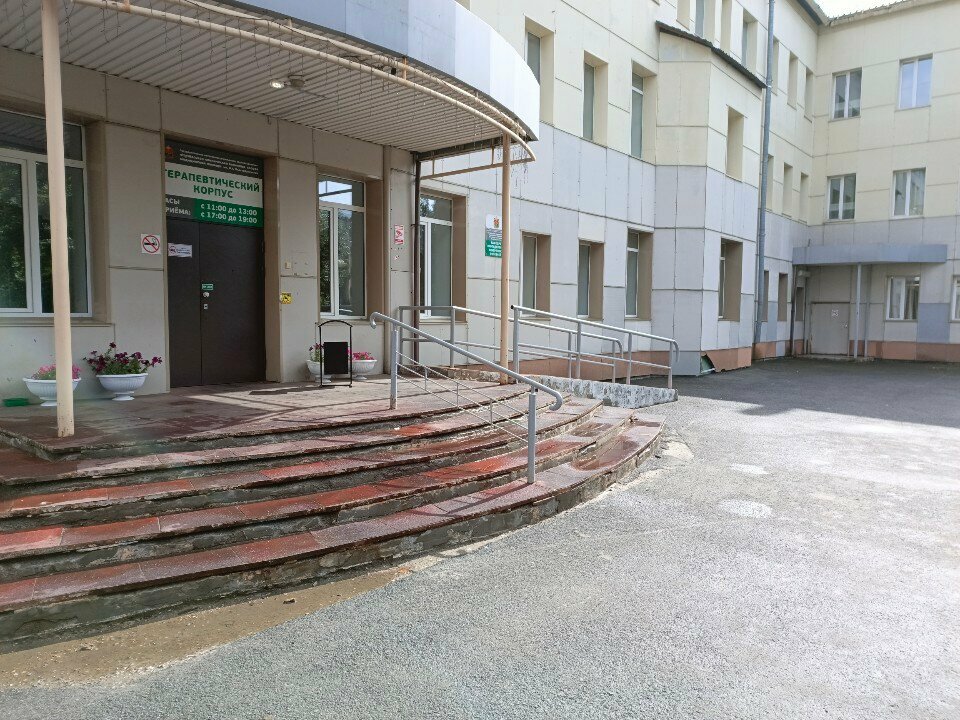 Hastaneler Кузбасская клиническая больница скорой медицинской помощи им. М.А. Подгорбунского, терапевтический корпус, Kemerovo, foto