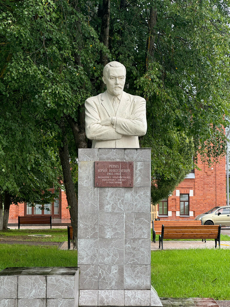 Anıt, heykel Ю.Н. Рерих, Okulovka, foto