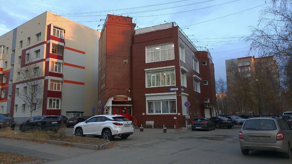 Yüksekokul Сургутский институт экономики, управления и права, Surgut, foto