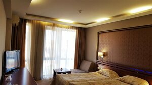 National Palace (Sliven), otel  İslimiye'den (Sliven'den)