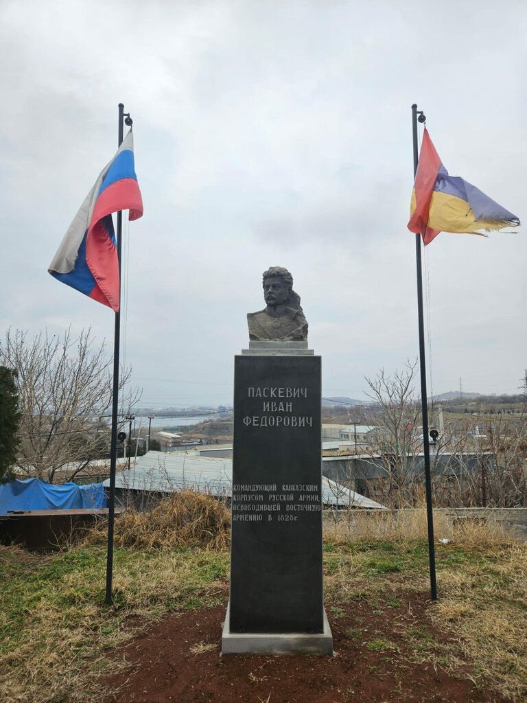 Anıt, heykel Ivan Fyodorovich Paskevich, Erivan, foto