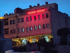 Hotel Crazy Horse (Nevşehir, Ürgüp, Ortahisar Beldesi, Yeni Mah., Selimbey Cad., 19/2), otel  Ürgüp'ten
