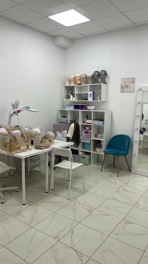 Peruk, kaynak, çıtçıtlı kaynak saç üreticileri Workshop of Alina Sokol, Krasnodar, foto
