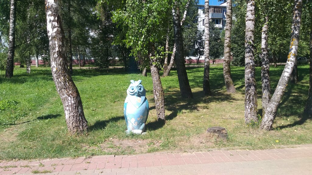 Park, sokak heykeli Сова, Kaluga, foto