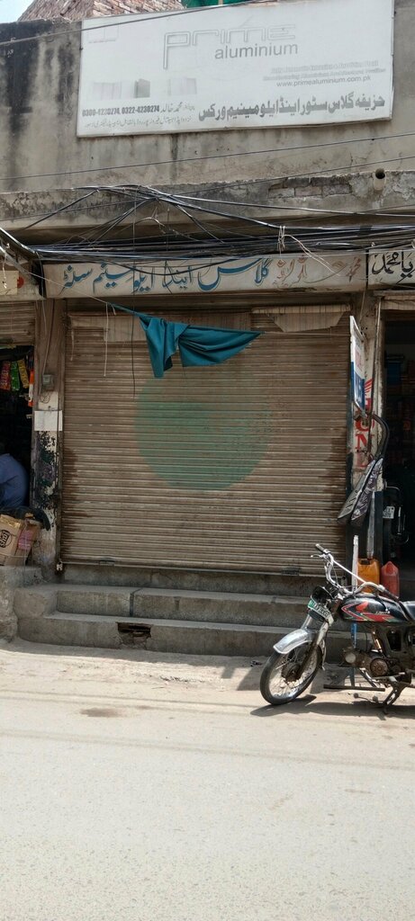 Cam ve cam ürün üreticisi Huzaifa Glass Store and Aluminum Works, Lahor, foto
