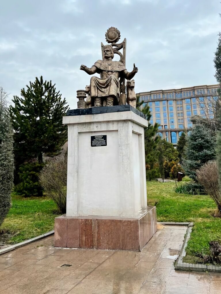Anıt, heykel Şahinşah Kenişke, Duşanbe, foto