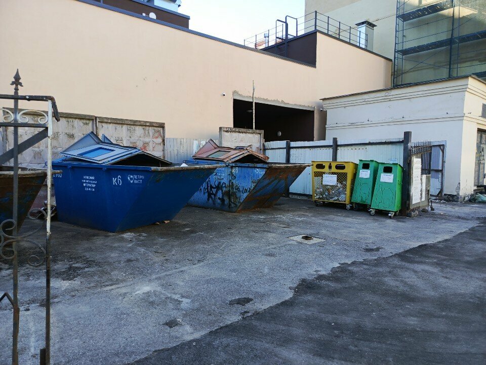 Ayrı çöp toplama noktası Точка раздельного сбора мусора, Saint‑Petersburg, foto