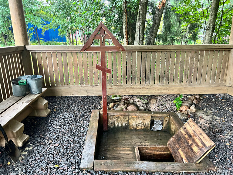 Pınar, çay Родник, Saint‑Petersburg ve Leningradskaya oblastı, foto