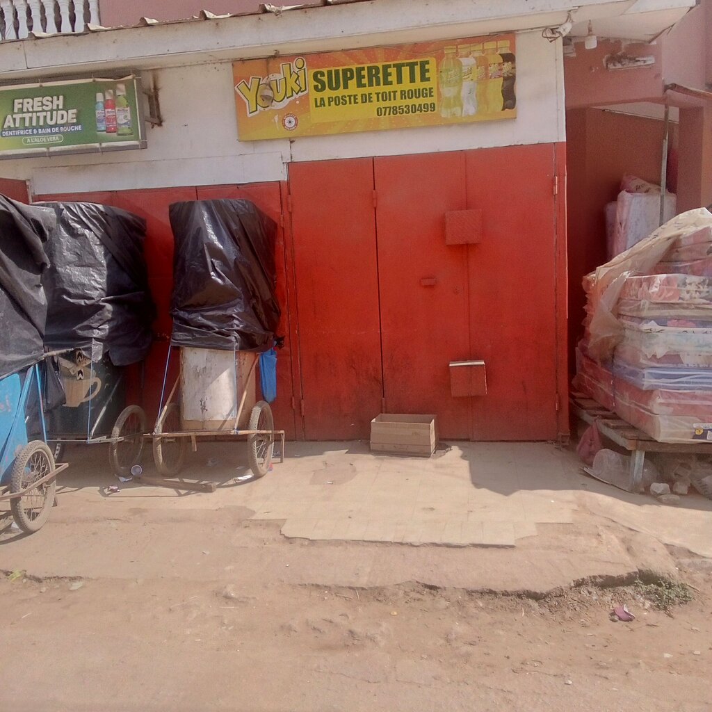 Süpermarket Supérette la poste de toit rouge, Abican, foto