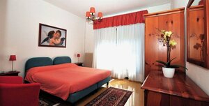 Hotel Europa (Lombardy, Provincia di Como, Lungolago Matteotti, 16), otel