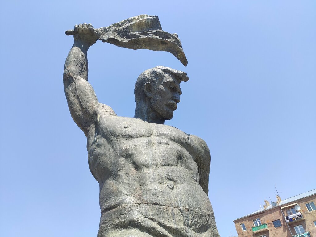 Anıt, heykel Monument To The Worker, Sevan, foto