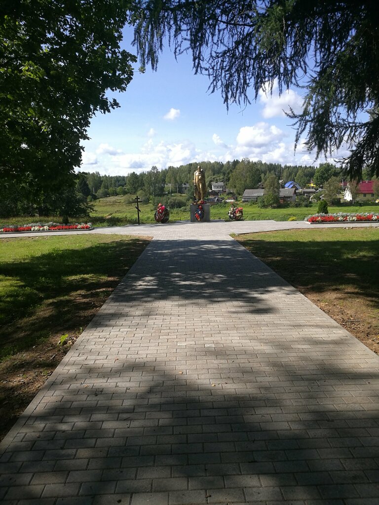 Anıt, heykel Братская могила советских воинов, погибших в годы Великой Отечественной войны, Novgorodskaya oblastı, foto