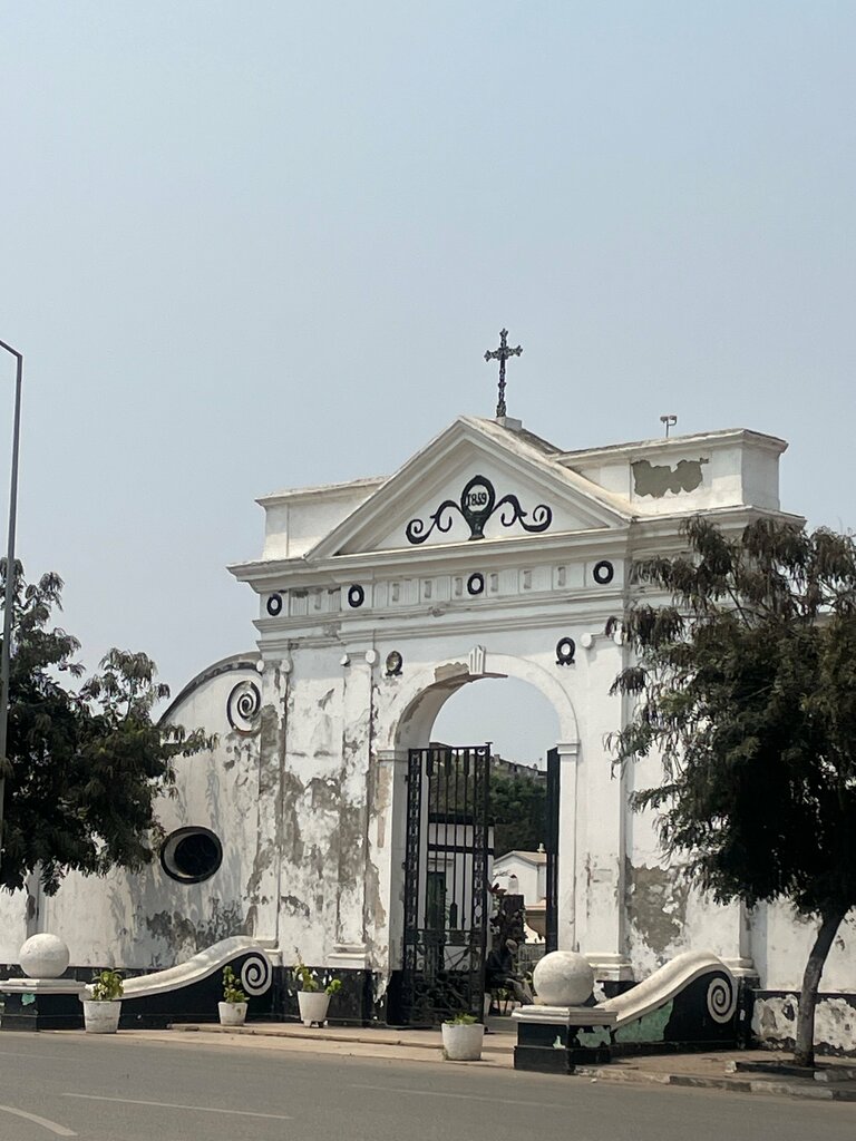 Dini dernekler Cemitério Alto das Cruzes, Loanda, foto