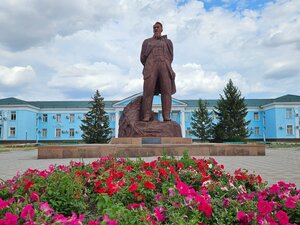 I. V. Kurchatov (Abai oblysy, gorodskoy akimat Kurchatov), anıt, heykel  Kurçatov'dan