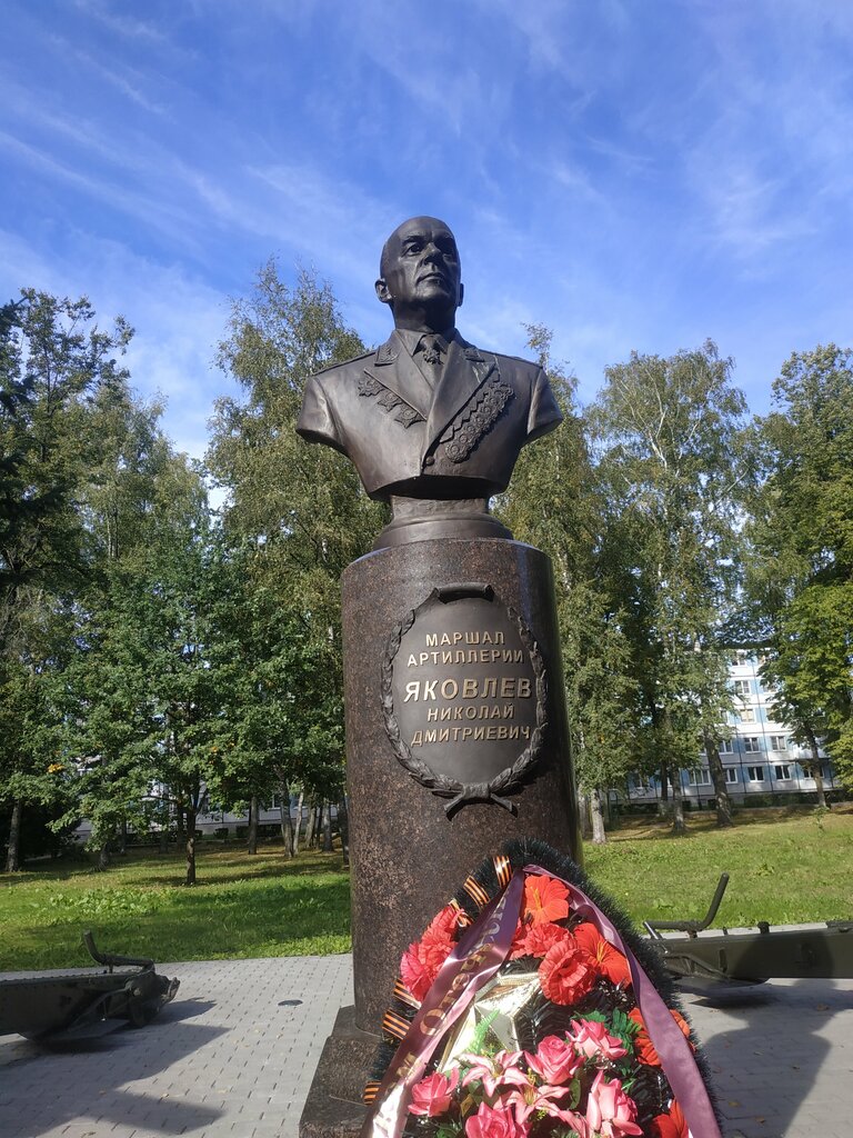 Anıt, heykel Аллея Героев, Staraya Russa, foto