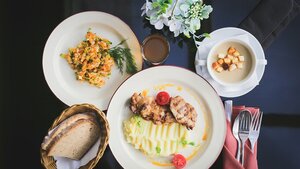 The first (ulitsa 9-y Gvardeyskoy Divizii No:9к3, Istra), restoran  İstra'dan