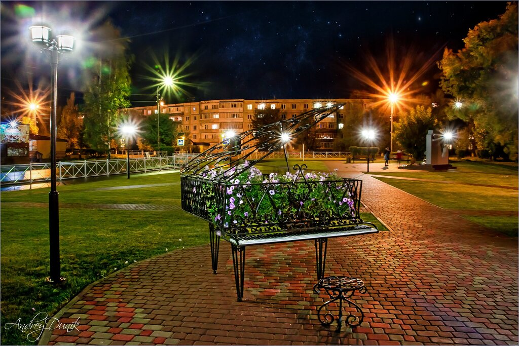 Park, sokak heykeli Фортепиано, Dobrianka, foto