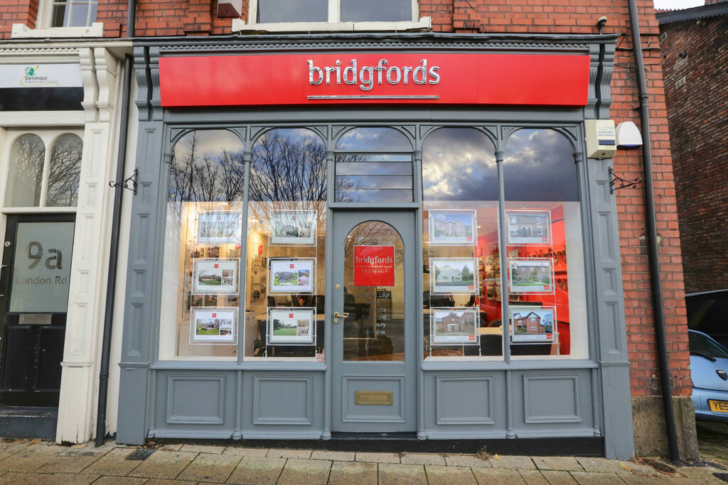 Arazi dizisi Bridgfords Sales and Letting Agents Alderley Edge, İngiltere, foto