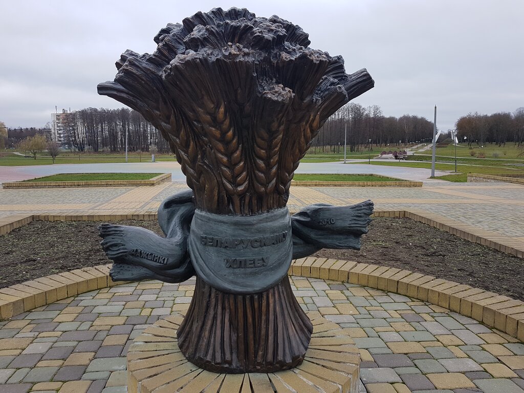 Park, sokak heykeli Сноп беларускому хлебу, Lida, foto