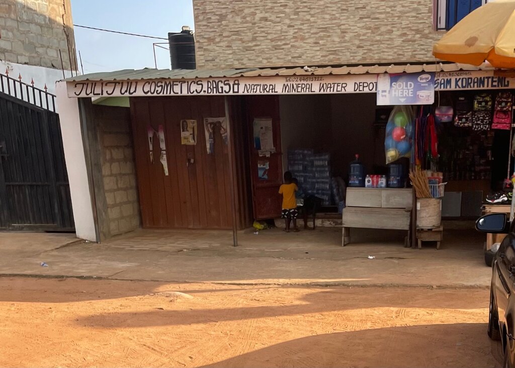 Kozmetik ve parfümeri mağazaları Julijuu Cosmetics, Bags and Natural Mineral Water Depot, Dünya, foto