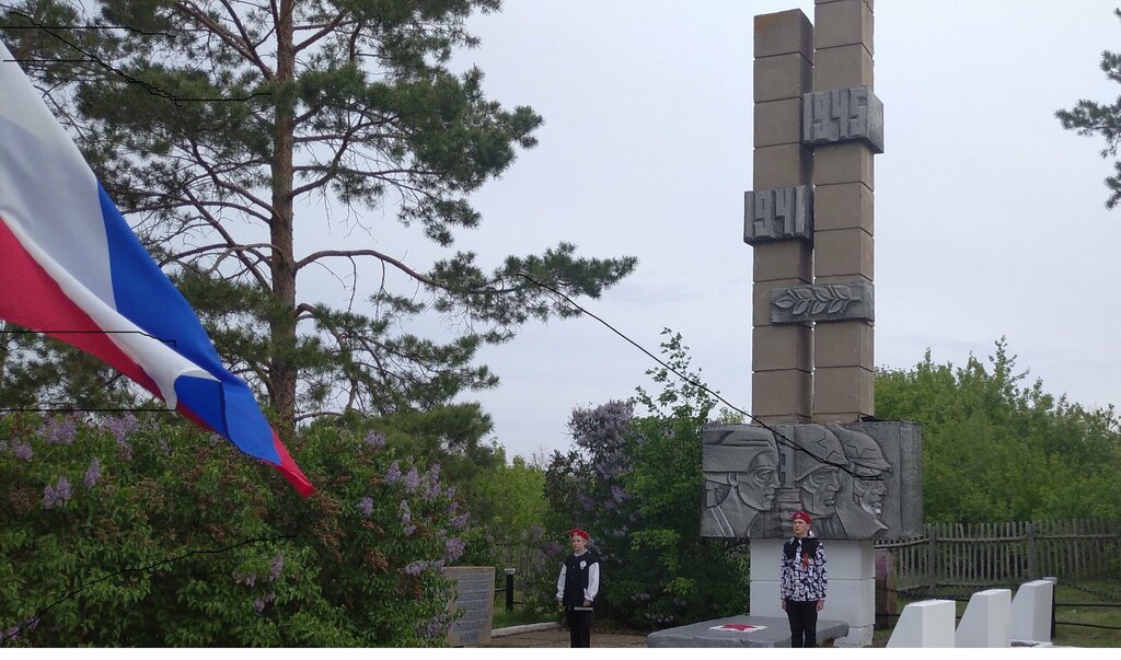 Anıt, heykel Стела односельчанам, погибшим в годы Великой Отечественной войны, Orenburgskaya oblastı, foto