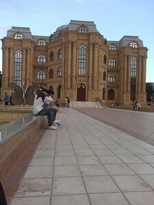 Heydar Aliyev Center (Qalubiyyе Street No:29), kültür merkezleri  Hırdalan'dan