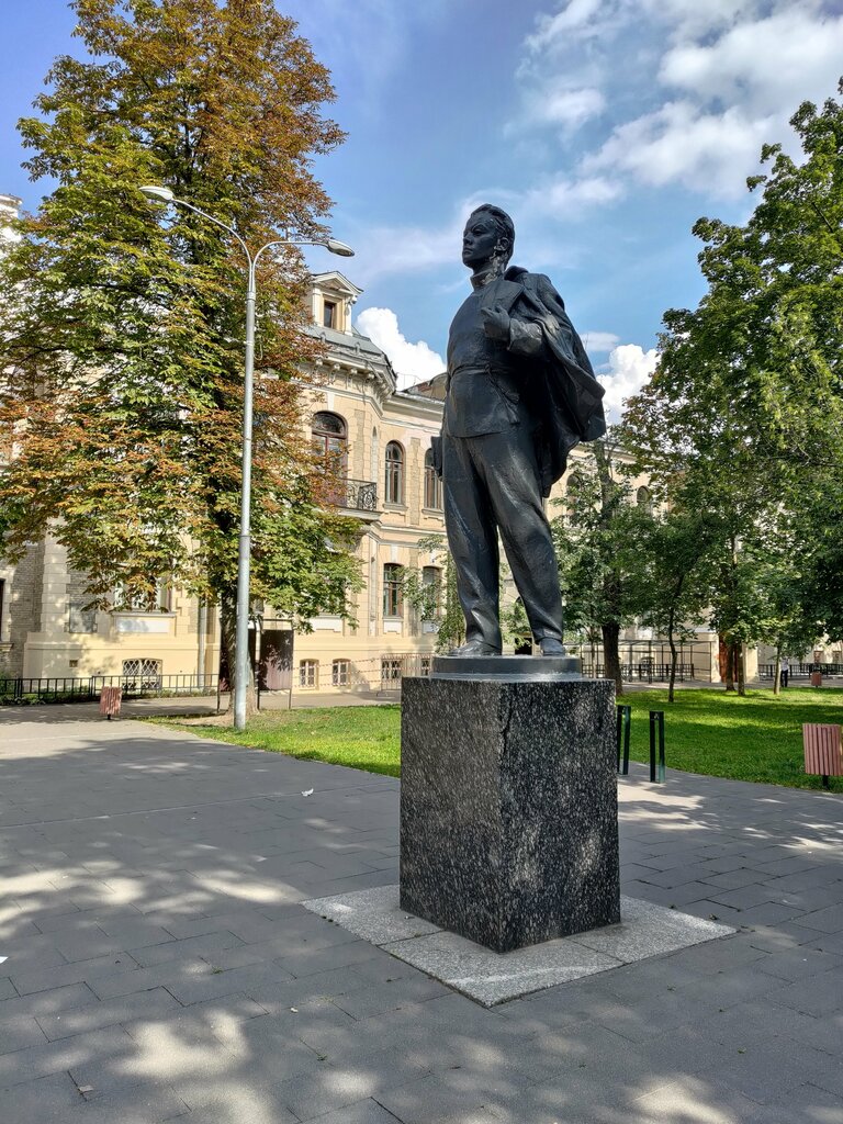 Anıt, heykel Monument to V.I. Ulyanov-schoolboy, Moskova, foto