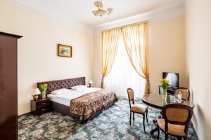 George (ploshcha Mitskevycha No:1), otel  Lviv'den