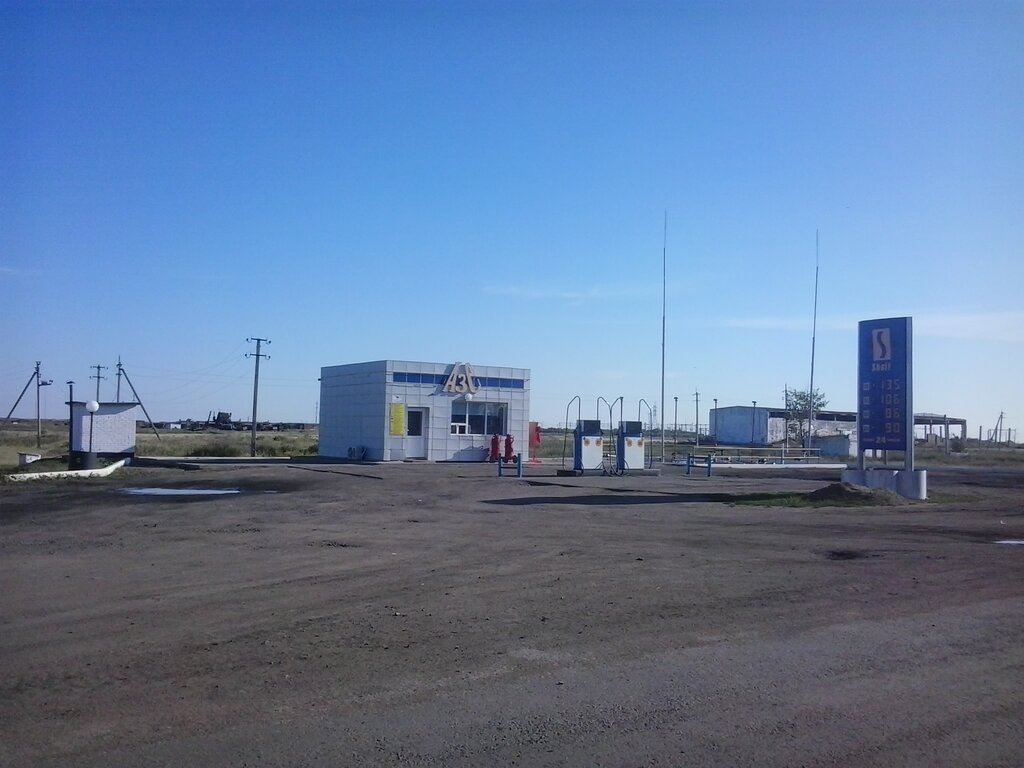 Benzin istasyonu Shelf, Kuzey Kazakistan eyaleti, foto