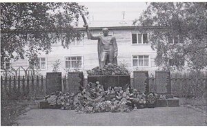 Воину-освободителю (Komi Republic, munitsipalny rayon Ust-Tsilemskiy, munitsipalnoye obrazovaniye Koroviy Ruchey, selo Koroviy Ruchey), anıt, heykel  Komi'den