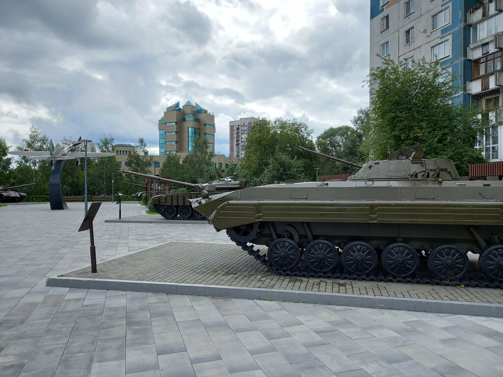 Teknoloji anıtı Боевая машина пехоты БМП-1, Novokuznetsk, foto