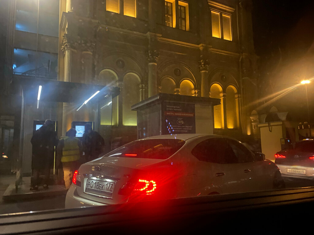 Otoparklar Плоскостная парковка у западного фасада Ленинградского железнодорожного вокзала, Moskova, foto