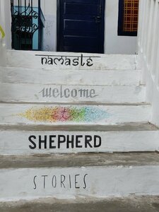 Shepherd Stories - Hostel (State of Andhra Pradesh, West Godavari District, T. Narasapuram mandal, Village of Makkinavarigudem, Hamlet of Colony), otel  Haydarabat'tan