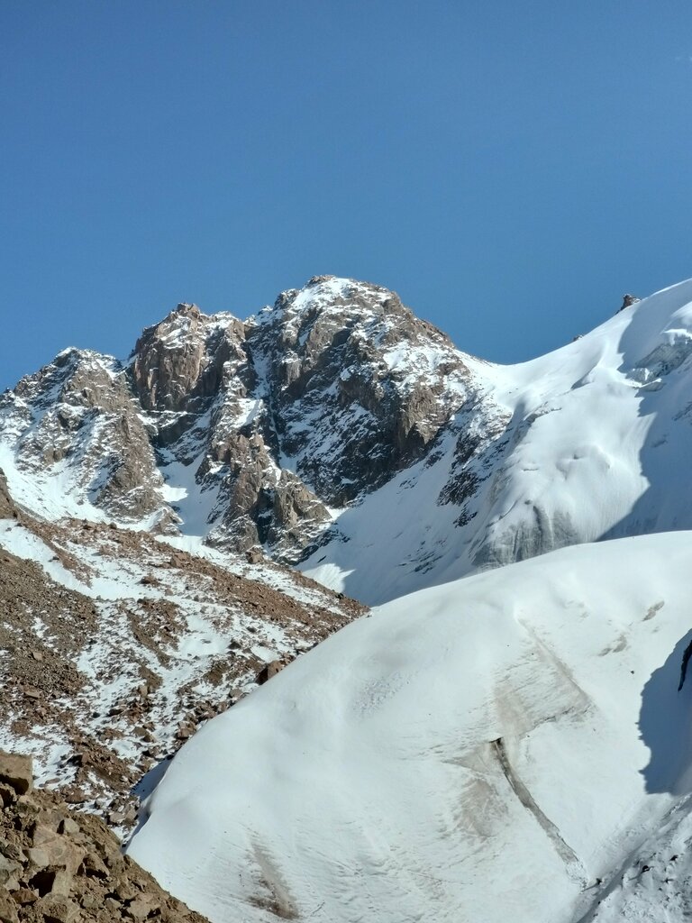Dağ zirvesi Antikainen Peak 4146 meters, Almatı eyaleti, foto