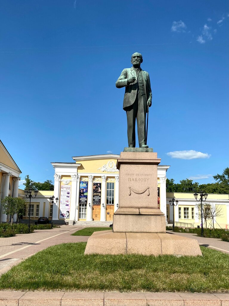 Anıt, heykel Monument to Ivan Pavlov, Riazan, foto