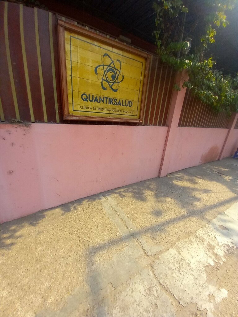 Tıp merkezleri ve klinikler Quantiksalud, Loanda, foto