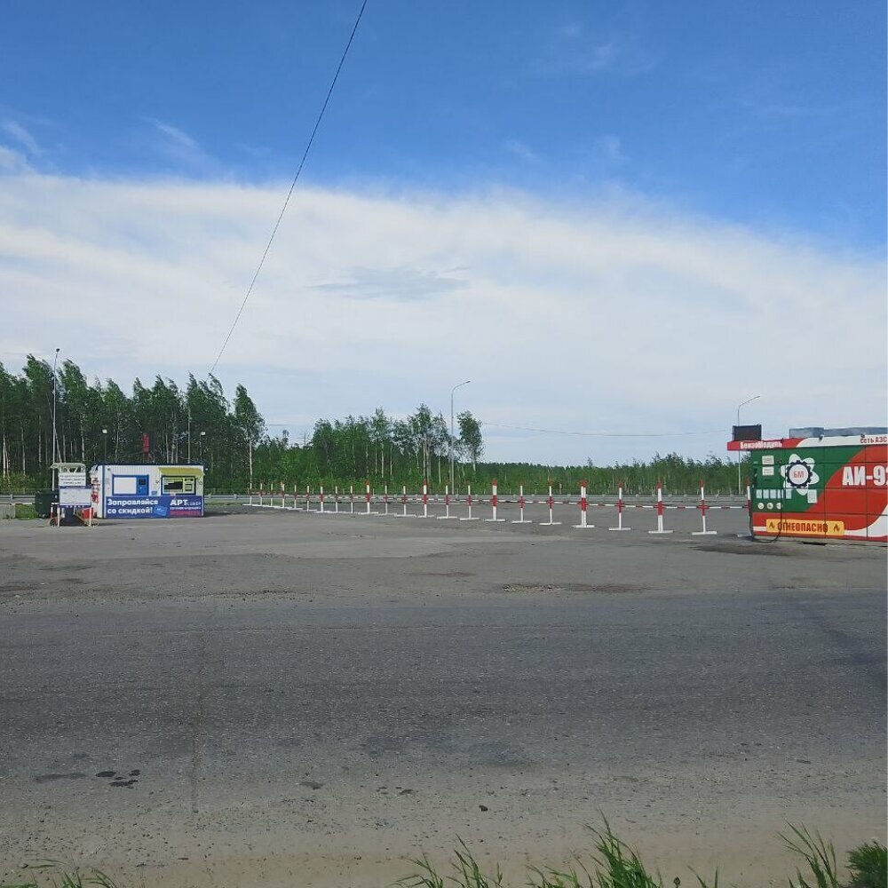 Benzin istasyonu Artsever, Langepas, foto