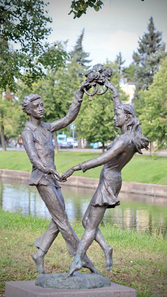 Park, sokak heykeli Влюблённые, Kolpino, foto