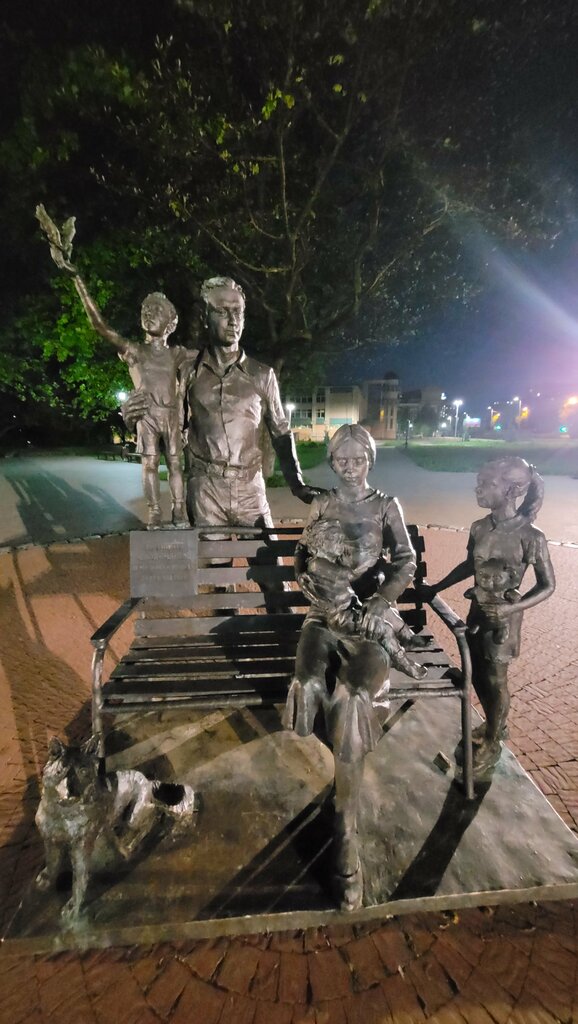 Park, sokak heykeli Семья, Kaliningrad, foto
