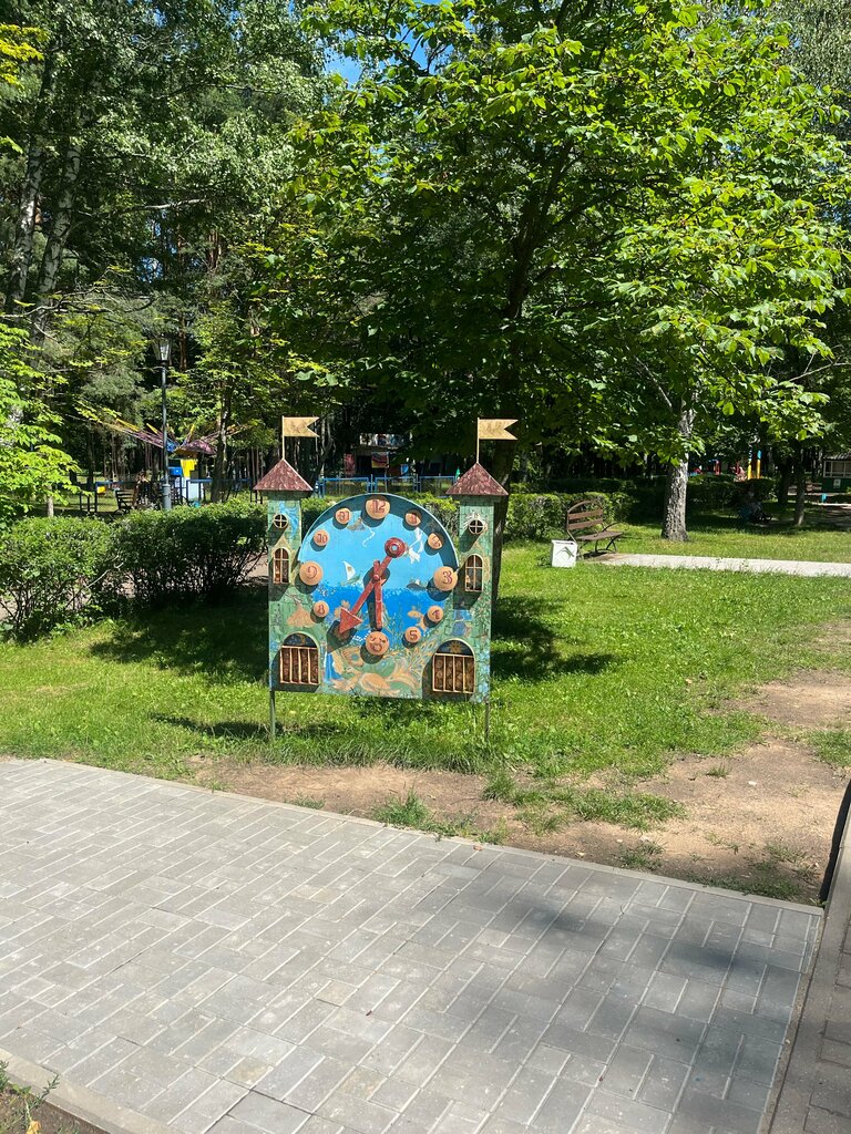 Park, sokak heykeli Часы, Navapolatsk, foto