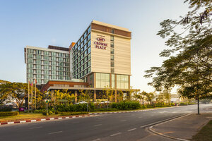 Crowne Plaza Vientiane (Samsènethai Street No:20), otel  Vientiane'den