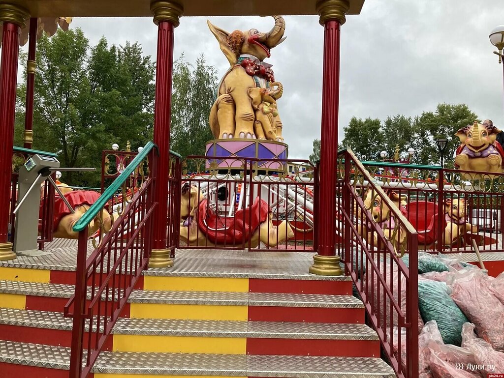 Atraksiyon Летающие слоны, Velikie Luky, foto