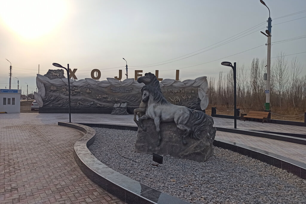 Park, sokak heykeli Hoceyli, Karakalpakistan, foto