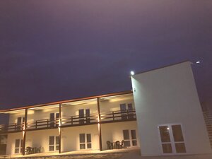 Red house (Песчаный тупик No:6, село Оленевка), otel  Kırım Cumhuriyeti'nden
