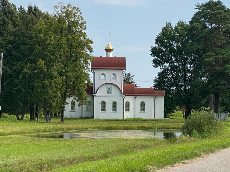 Şapel, haç anıtı Chasovnya Nikolaya Chudotvortsa V Volochanovo, Moskova ve Moskovskaya oblastı, foto
